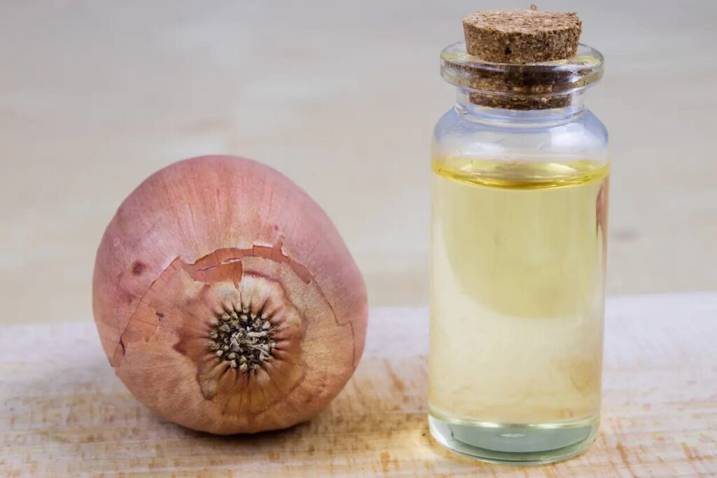 Saiba como fazer e usar shampoo de cebola para queda de cabelo